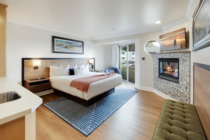 Sandy Dunes Suite - King Bed Fireplace Harbor View - Morro Bay, CA