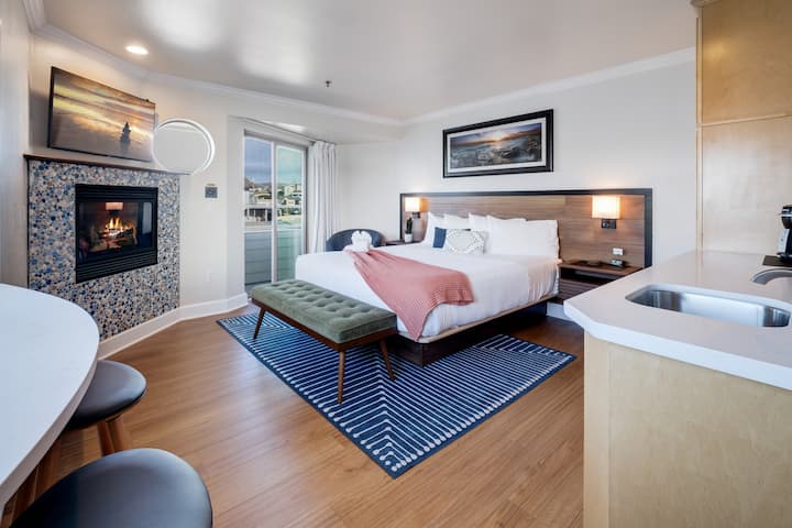 Sunset Suite - King Bed Fireplace Rock View - Morro Bay, CA