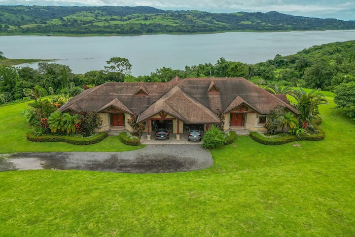 Stunning Lake View Home With A Hot Tub & Wifi - La Fortuna