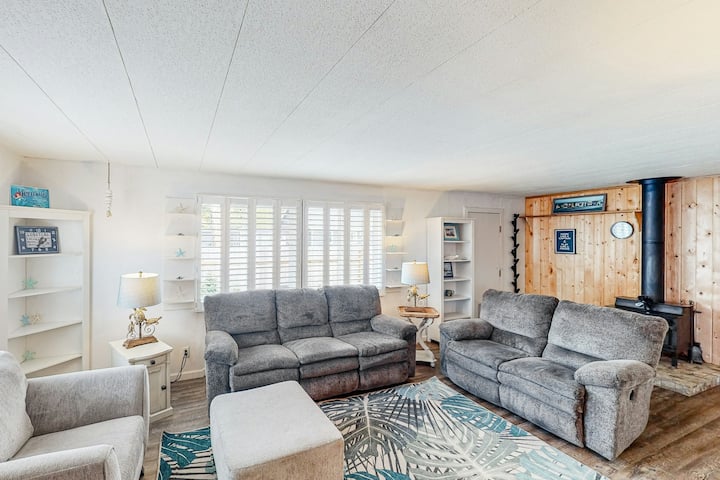 Walk To Downtown 18br | Kitchenettedog Friendly - Bandon, OR
