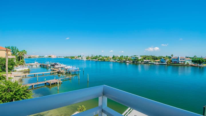 Steps From The White Sands Of Treasure Island - Treasure Island, FL
