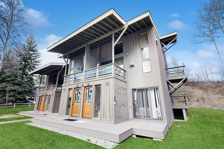 Wonderful 3br Riverfront | Balcony | Pool - Ketchum, ID