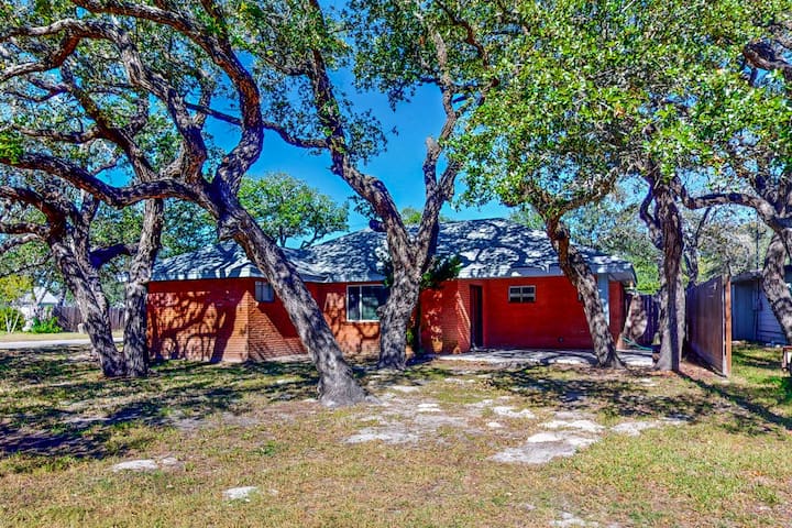 3br Cozy Home With Nearby Shops & Blocks To Water - Rockport, TX
