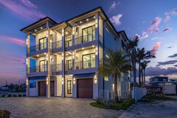 749 New Luxury 7br Oasis W/ Dock, Pool & Gulf View - Fort Myers Beach, FL