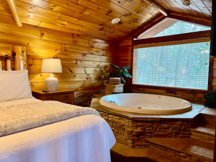 Hilltop Hideaway - Eureka Springs, AR