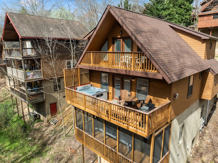 Cabin For 16 Close To Pkwy | Deck & Hot Tub! - Pigeon Forge, TN