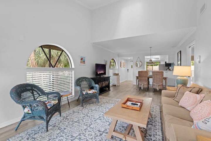 Hidden Gem - Refurbished Central Naples Location - Naples, FL