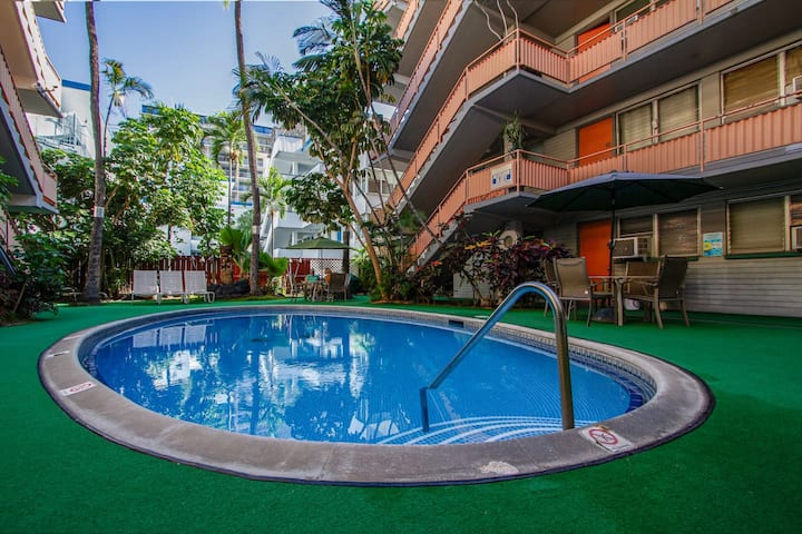 Waikiki Condo | Sleeps 6 + Pool Access - Honolulu, HI