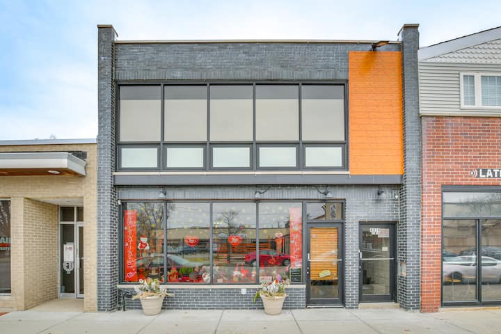 Steps To Shops & Eats: Apt In Portage Park! - Chicago, IL