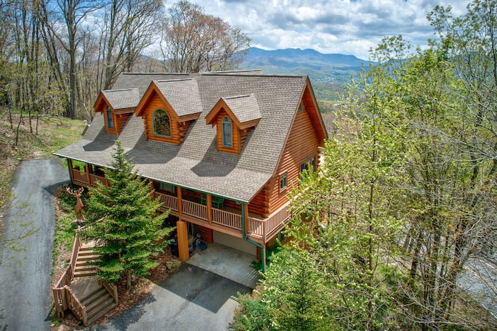 Elk Ridge Lodge - Hot Tub, Big Views, & Game Room - Beech Mountain, NC