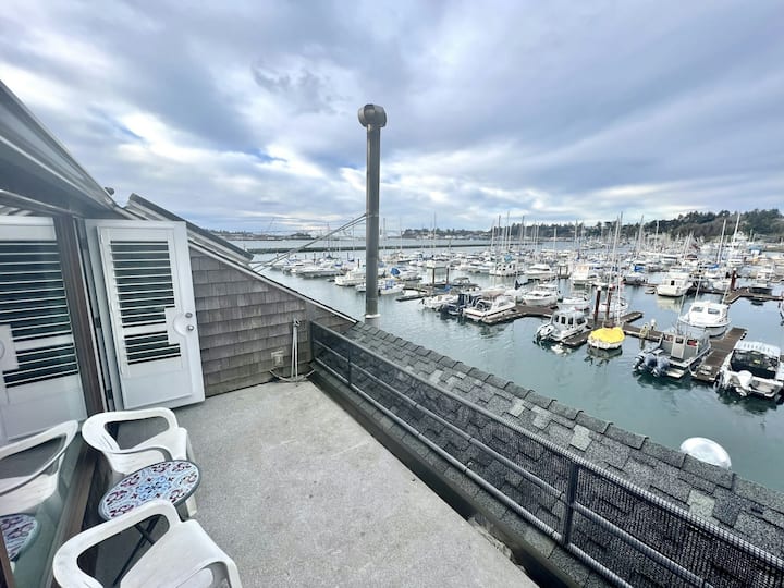 Delightful 2br Bayview 2nd-floor | Balcony - Newport, OR