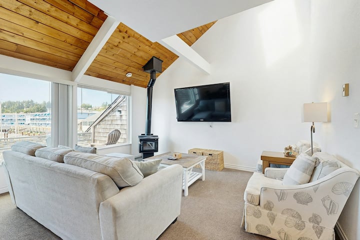 Delightful 2br Bayview 2nd-floor | Balcony - Newport, OR
