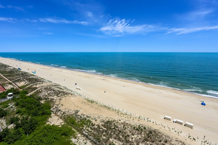 Oceanfront Bliss: Heated Pool, Balcony & Ac - Ocean City, MD