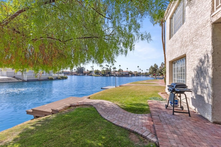 Luxurious Waterfront Townhouse In The Islands - Chandler