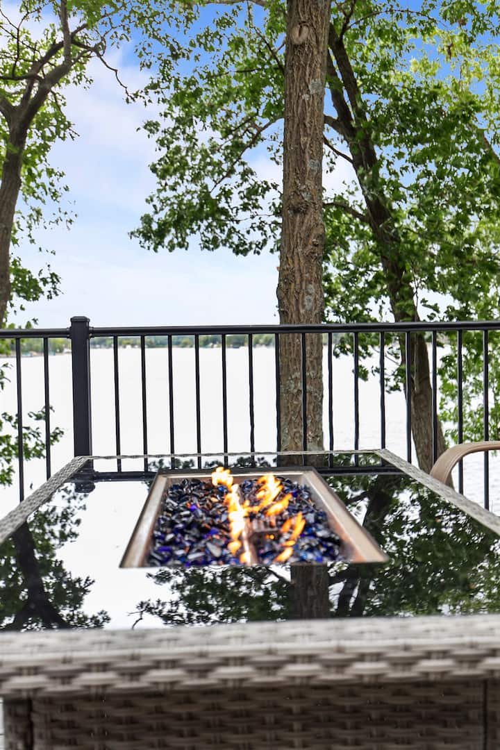 Hot Tub, Fireplace & Game Room - Spring Lake, WI