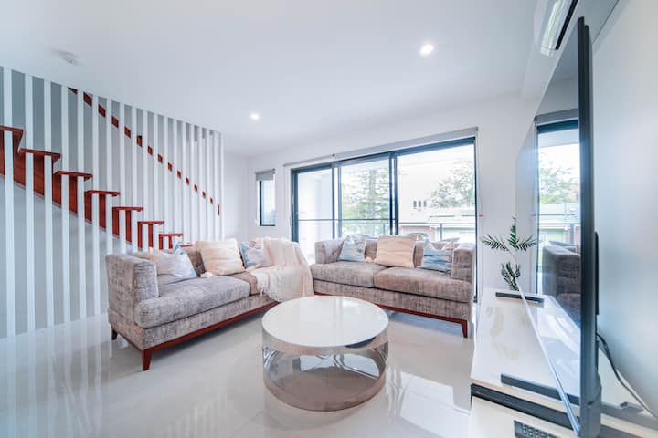 Bright And Airy 4-bedroom New Villa In Southport - Gold Coast