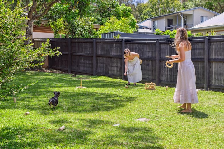 Tides & Tails Abode - Coolum Beach Pet Friendly Ho - Coolum Beach