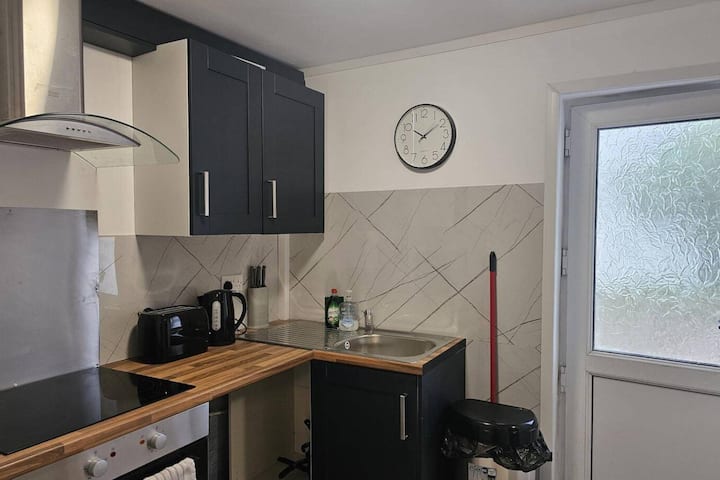 Studio - Sleeps 2 - Parking - Wifi - Bridgend