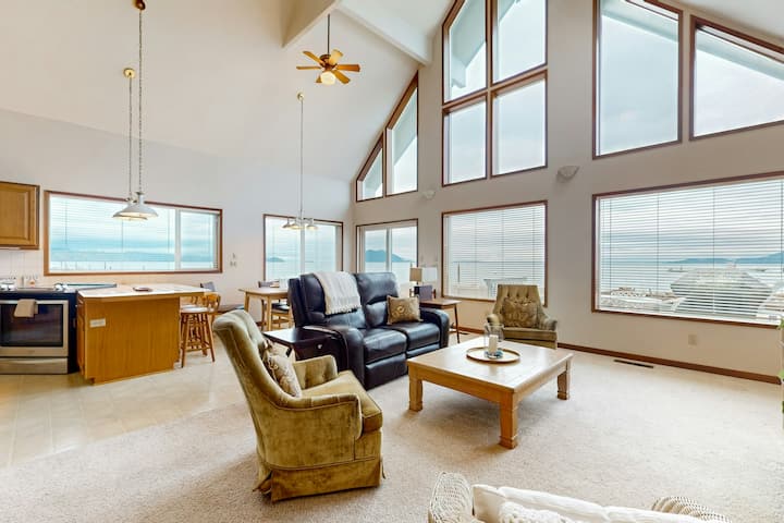 2 Brloft Style  Waterfront Home With Beach Access - Anacortes, WA