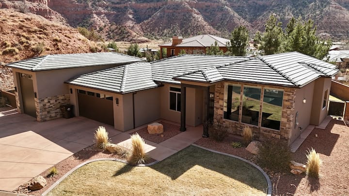 Red Rock Views | Pet-friendly | Pool & Hot Tub - Kanab, UT