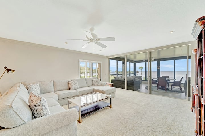 Elegant Gated Riverfront Condo: Snowbird Retreat - Burnt Store Marina