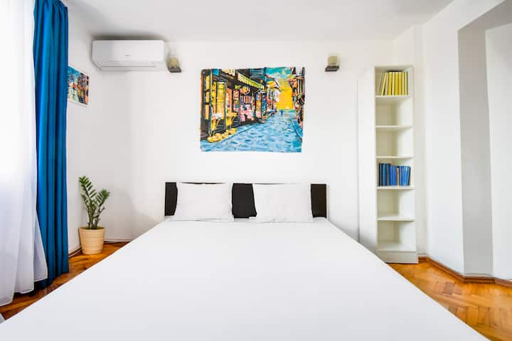 Spacious Room In The Center - King Bed + Smart Tv - Sofía