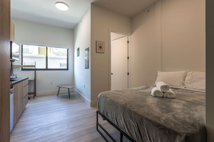 Saffron | City-view Studio Near Calle Ocho - Miami, FL