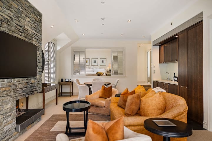 Ben Lomond 2 -Top-floor Lakeshore Apartment - Queenstown