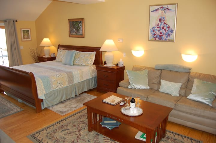 Superior Suite With A Patio Pets Allowed - Stockbridge, MA