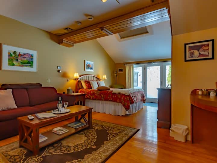 Deluxe Suite With A Patio Pets Allowed - Stockbridge, MA
