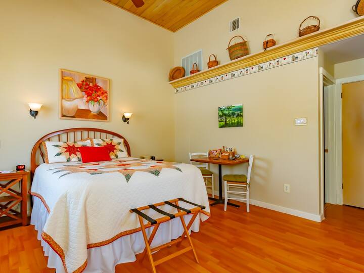 Deluxe Suite With A Balcony Pets Allowed - Stockbridge, MA