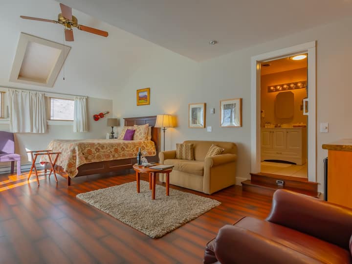 Superior Suite With A Patio Pets Allowed - Stockbridge, MA