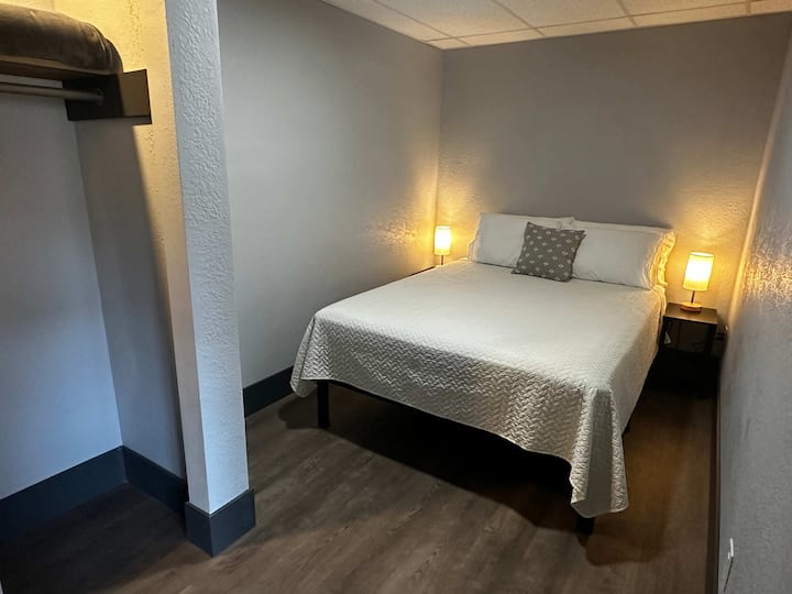 Modern Downtown Retreat - Fort Frances