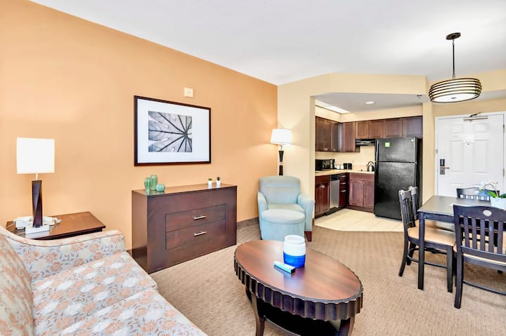 Condo 1br Near Disney- Pool And Hot Tub! - Camping World Stadium - Orlando