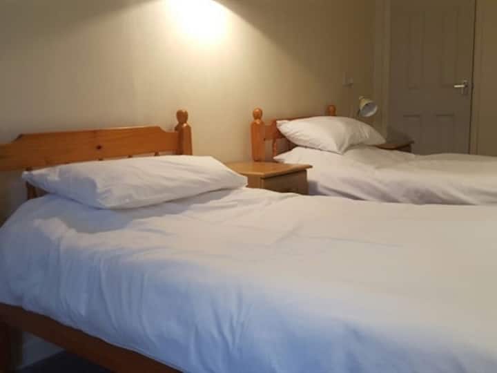 Modern Twin Room In Coastal East Devon - Lyme Regis