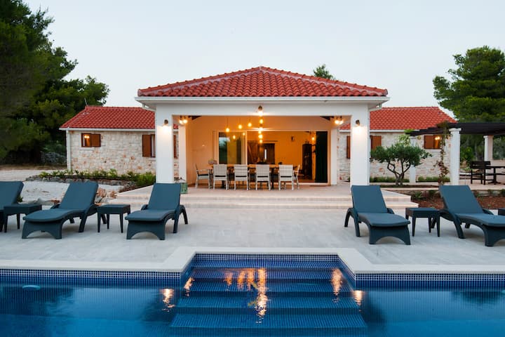 Villa De Luxe 4 Chambres Pour 10 Personnes Piscine - Sutivan