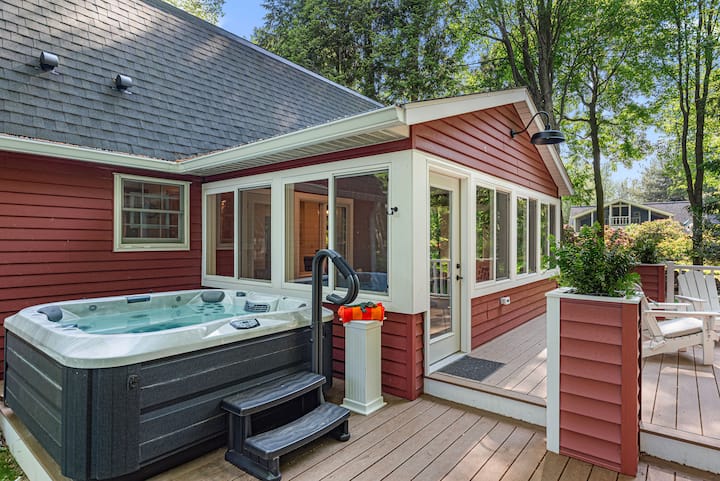 Lake Escape - Hot Tub, Grill & Firepit Fun - South Haven, MI
