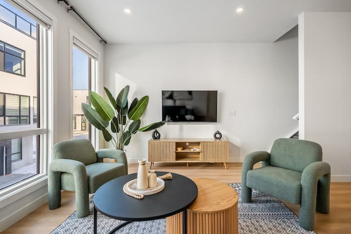 Modern Elegance & Comfort  3br + 3 Ensuites, Ac - Calgary