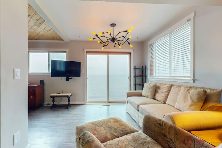Waterfront Studio Cottage With Kitchenette - Mukilteo, WA