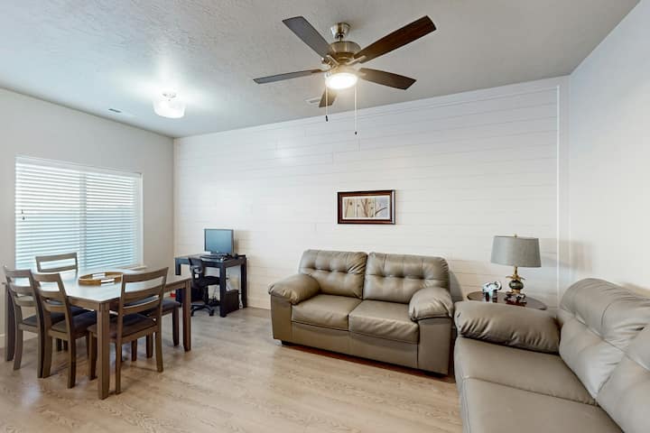 3 Br Townhouse With Enclosed Yard & Mtn Views - Cedar City, UT