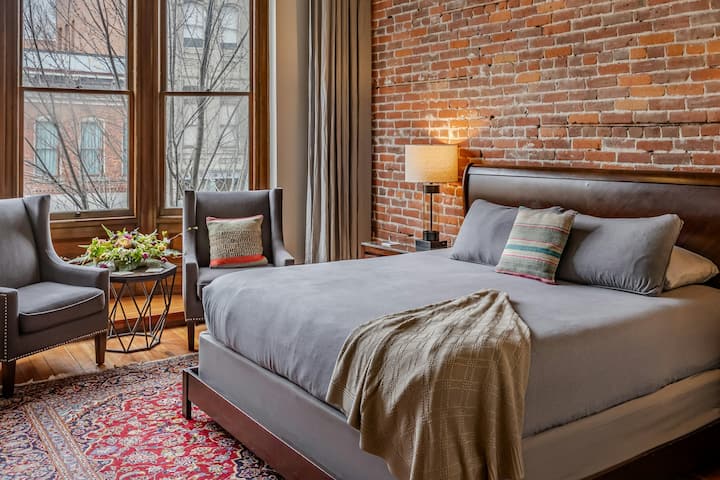 Studio Town View Room Overlooking Water Street - Port Townsend, WA