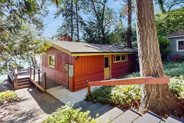 1br Soundview House | Fireplace - Fox Island, WA