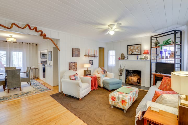 Unwind Fireside & Walk To Dtwn! Tyron Retreat - Tryon, NC