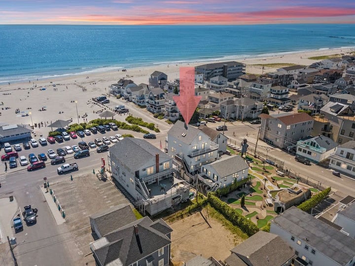 Across From Beach | Renovated | Sleeps 6 + Parking - Hampton, NH