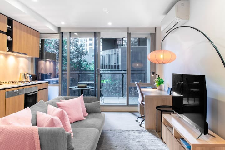 Stylish South Yarra Stay | Pool & Wellness Perks - Richmond