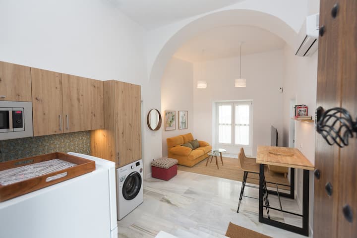 Alameda- A Spot In Front Of El Alcázar - Jerez de la Frontera