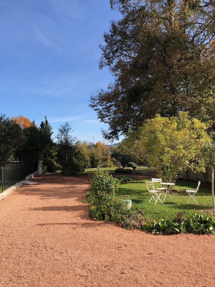 Gîte 4 Chambres Au Château De Charmeil - France