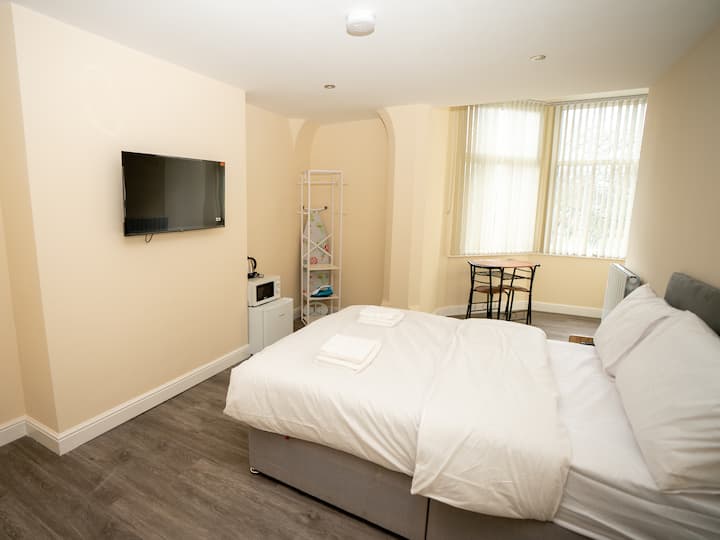 Double Room Ensuite Economy - Leicester