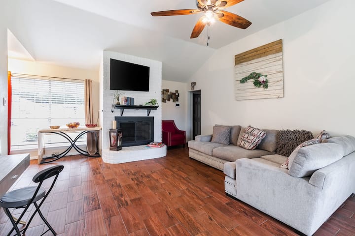 Charming 3br Home, Fireplace, Huge Fenced Yard - League City, TX