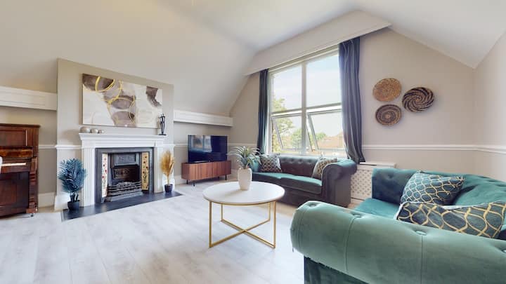 Spacious 3 Bedroom Apartment - London, UK